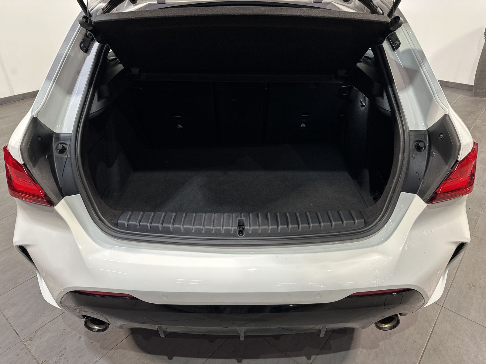 BMW 120i 5-Türer M-Sport Aut. NAV+LED+PANO+18ZO+HIFI - AuRa ...