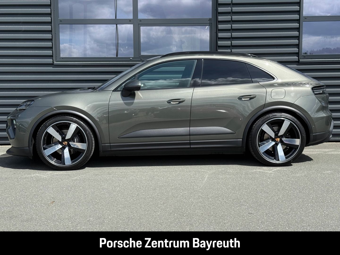 Porsche Macan AHV*MATRIX*INNO*22-ZOLL*LUFTFEDER*HEADUP* ab 1.172,00 ...