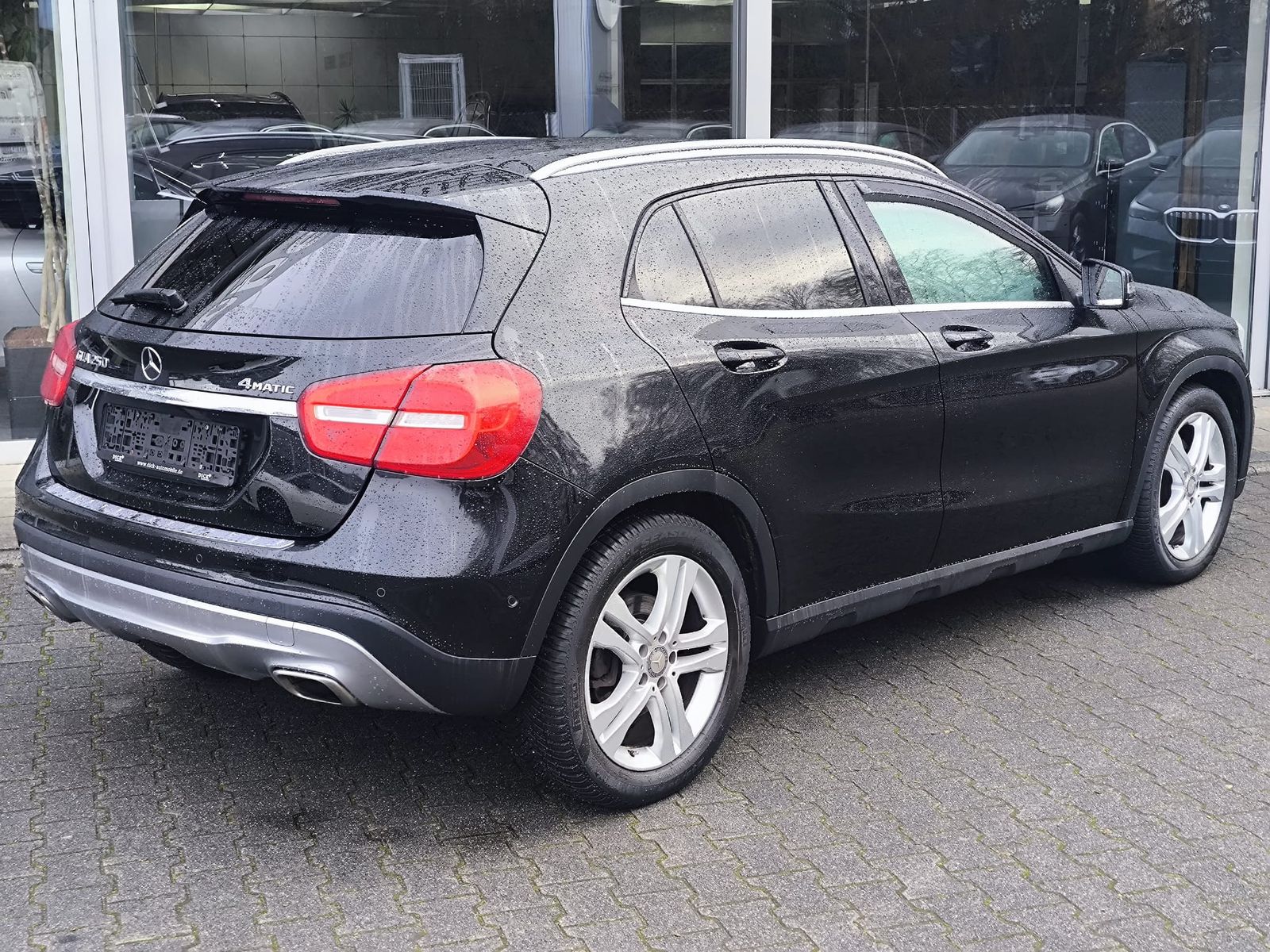 Mercedes-Benz GLA 250 4M GEPFLE+LEDER+NAVI+XEN+SHZ+AHK+KAM+H&K - Dick ...