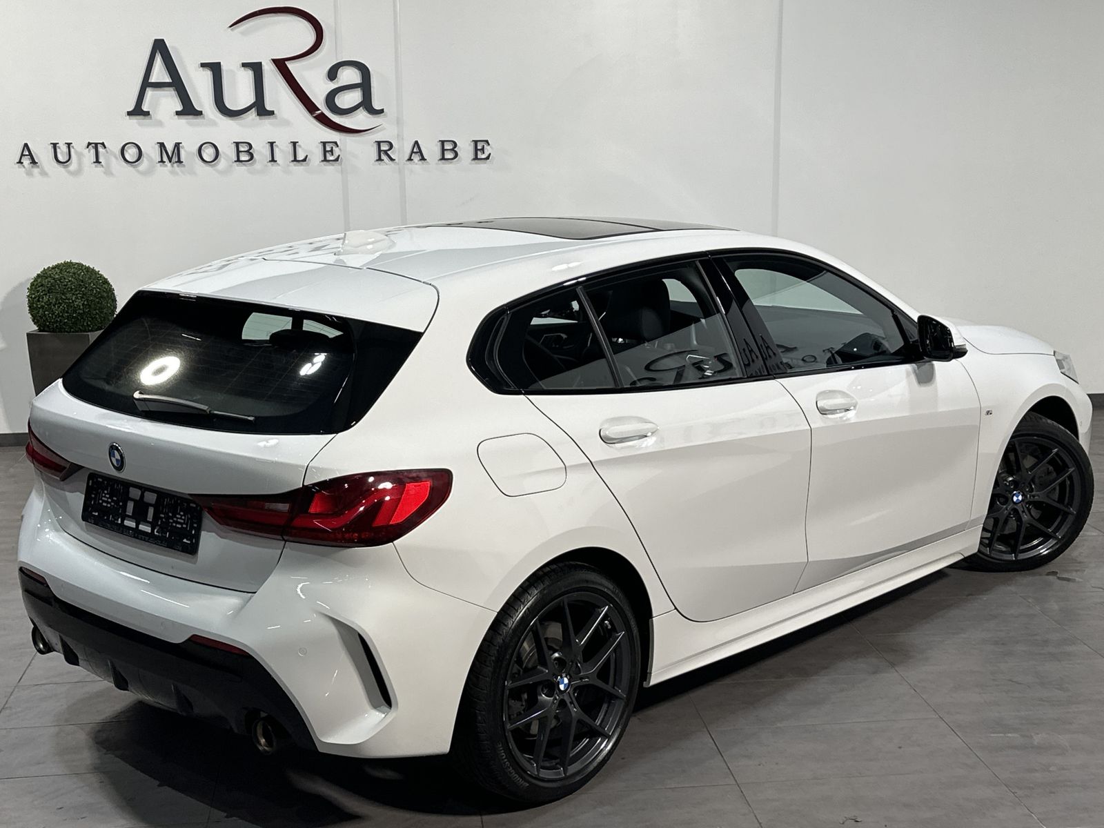 BMW 120i 5-Türer M-Sport Aut. NAV+LED+PANO+18ZO+HIFI - AuRa ...