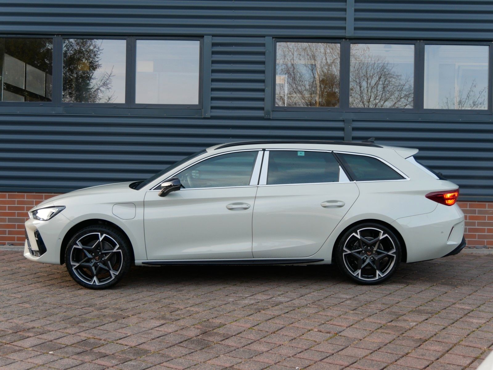 Cupra Leon ST VZ 1.5 e-Hybrid 272 PS DSG|Matrix|Senn ab 447,00 Euro ...