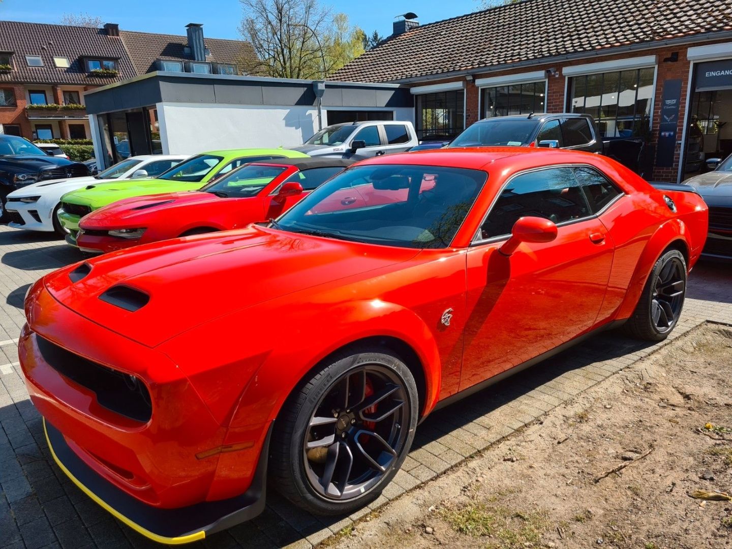 Dodge Challenger SRT Hellcat Widebody Go Mango